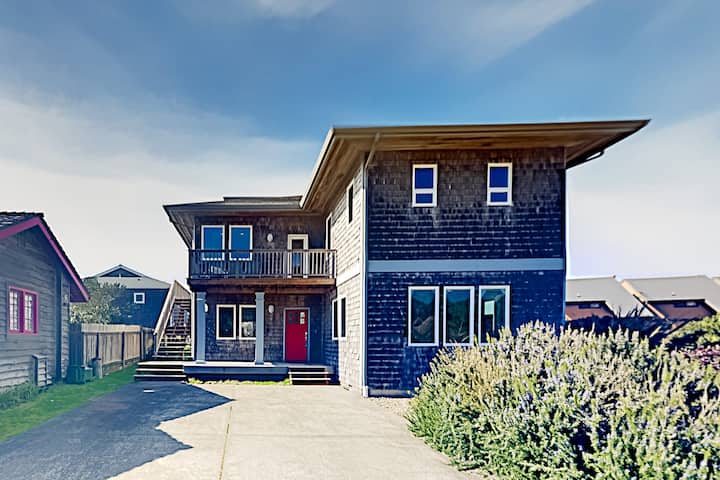 Expansive Beach Retreat | 2 Decks & Balcony - Neskowin, OR