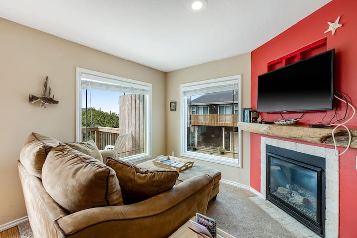 Dog-friendly Ocean-view Cabin With Fireplace, Kitc - Depoe Bay, OR