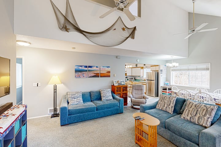 Cozy Dog-friendly Home W/ Hot Tub Near Beach - Rockaway Beach, OR