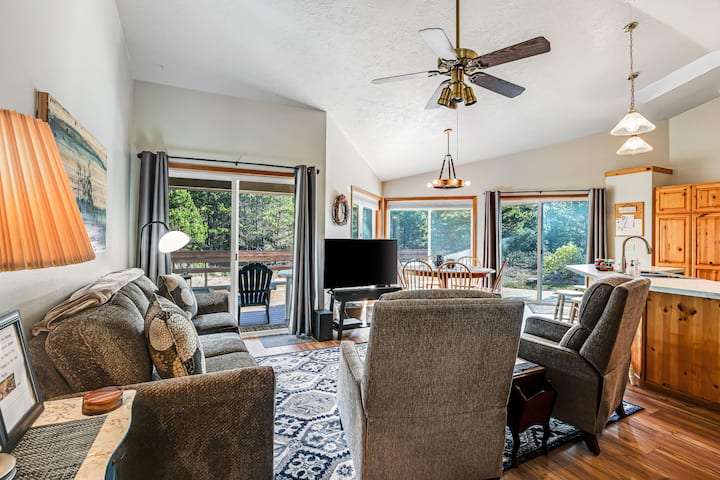 Cozy Home W/ Stove & Wifi Near Beach - Pacific City, OR