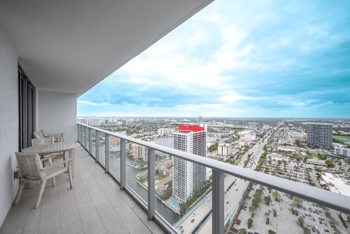 1 Br Sunset Views With Luxury Amenities - Hollywood, FL