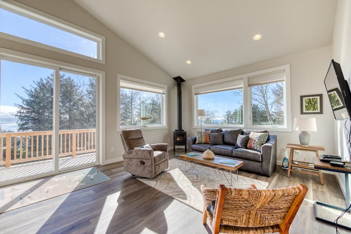 Contemporary Built Dog-friendly House W/ Partial O - Oceanside, OR