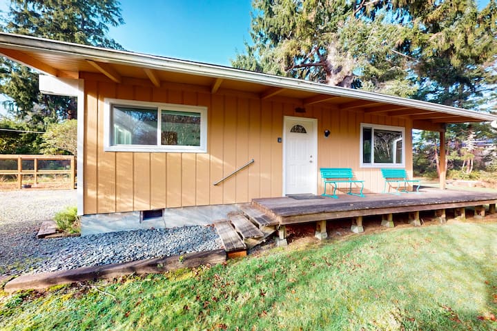 Cozy Home Near Park & Beach - Rockaway Beach, OR