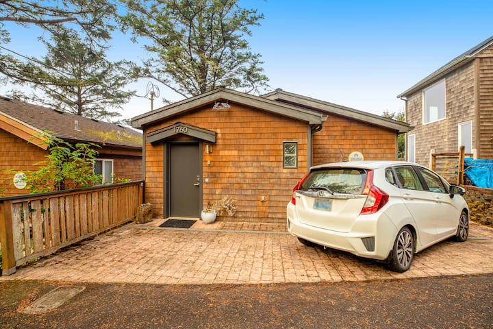 Cozy House With Wifi, Sweeping Ocean Views, & Near - Oceanside, OR