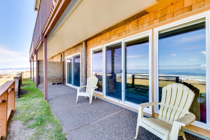 Dog-friendly Oceanfront Condo W/ Views - Neskowin, OR
