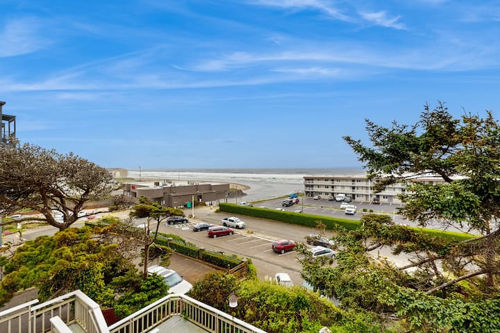 Dog-friendly Ocean View Home W/ Hot Tub - Lincoln City, OR