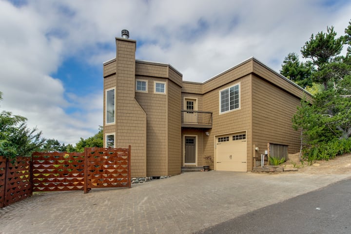 Dog-friendly Lakefront Home W/ Views & Deck - Lincoln City, OR