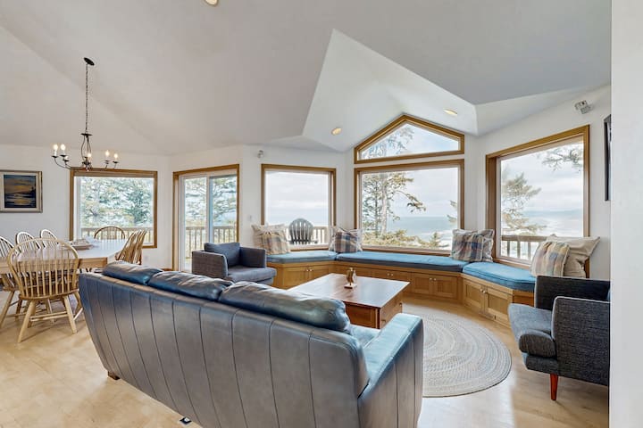 Dog-friendly Home W/ Hot Tub & Proposal Rock Views - Neskowin, OR