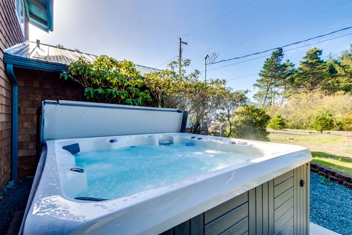 Dog-friendly Home W/ Hot Tub Near Lake - Manzanita, OR