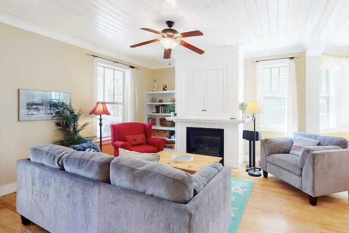 Dog-friendly Home W/ Hot Tub & Wifi - Lincoln City, OR