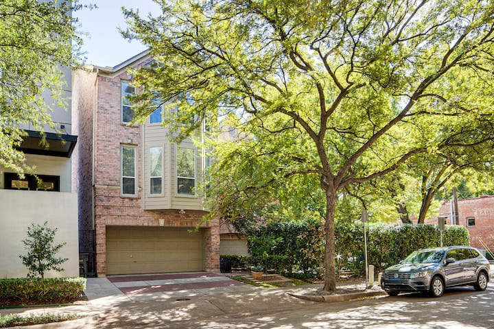 Uptown Dallas Group Getaway Near Art, Eats & More! - Dallas, TX