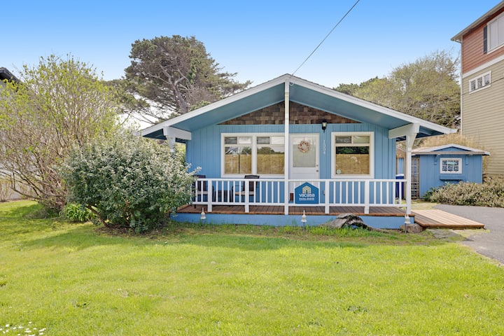 Cozy Dog-friendly Getaway Near Beach W/ Deck - Lincoln City, OR