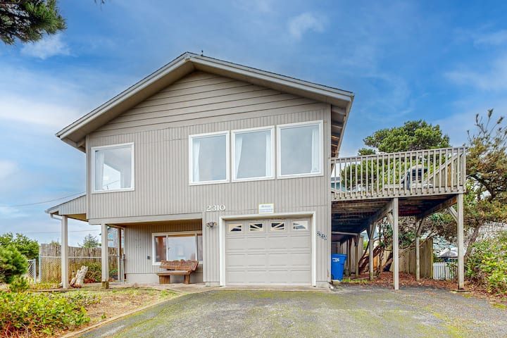 Cozy House Close To Beach - Hot Tub & Ocean Views - Lincoln City, OR