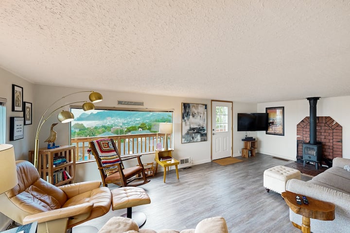 Cottage W/ Wraparound Deck & Views - Dogs Ok - Chinook Winds Casino Resort