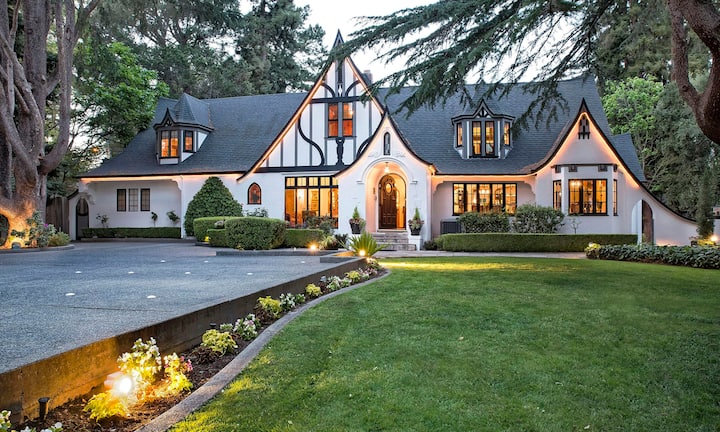 Golden Walls And Mahogany 4-poster Bed - Napa, CA