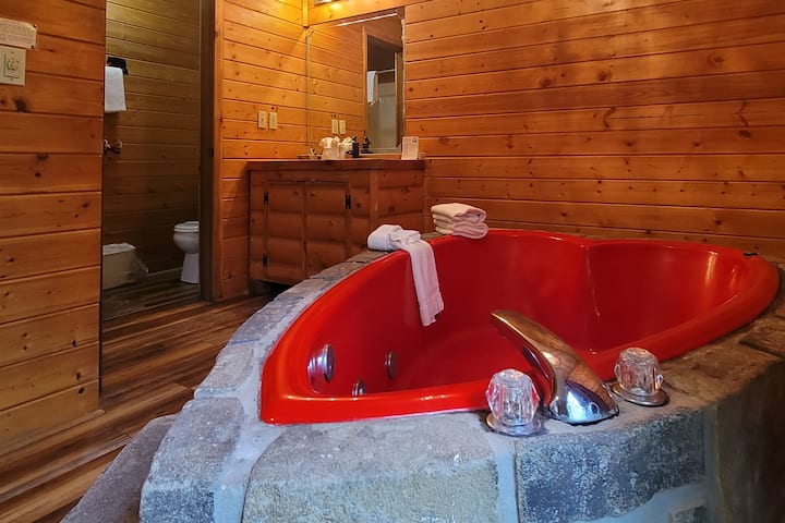 Charming Rustic Cabin, Sleeps 2・ Hot Tub・fireplace - The Island in Pigeon Forge, Pigeon Forge