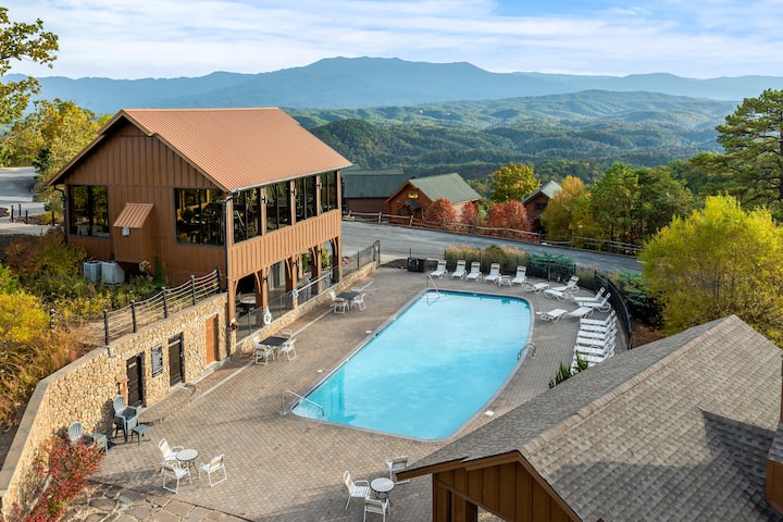 Amazing Cabin Sleeping 58 W/dual 7-person Hot Tubs - Gatlinburg, TN