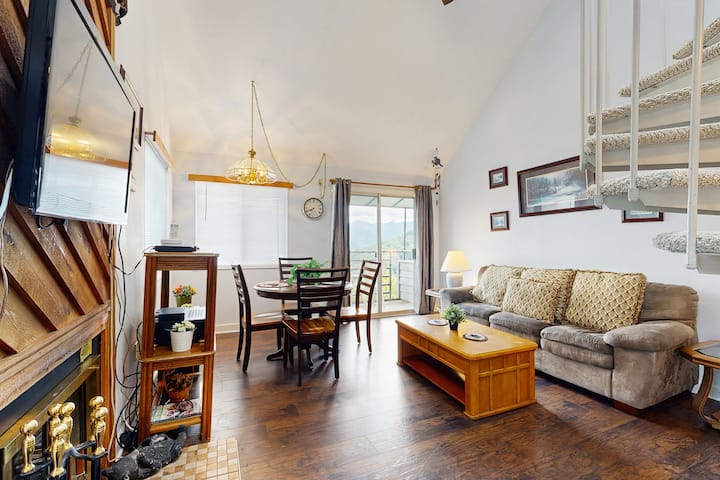 Cheerful Condo Above Gatlinburg W/pools, Hot Tub, - Gatlinburg