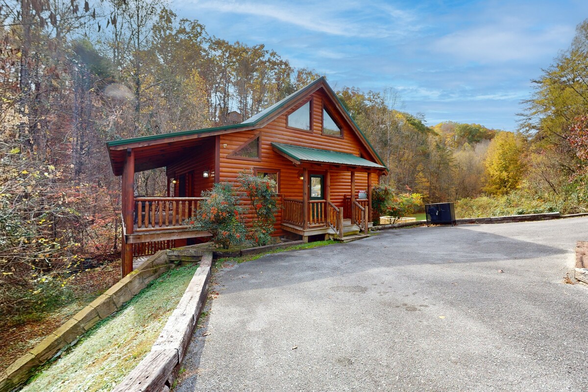 Charming Cabin wi/ Hot Tub, Pool Table, and Theate - Cabins for Rent in ...