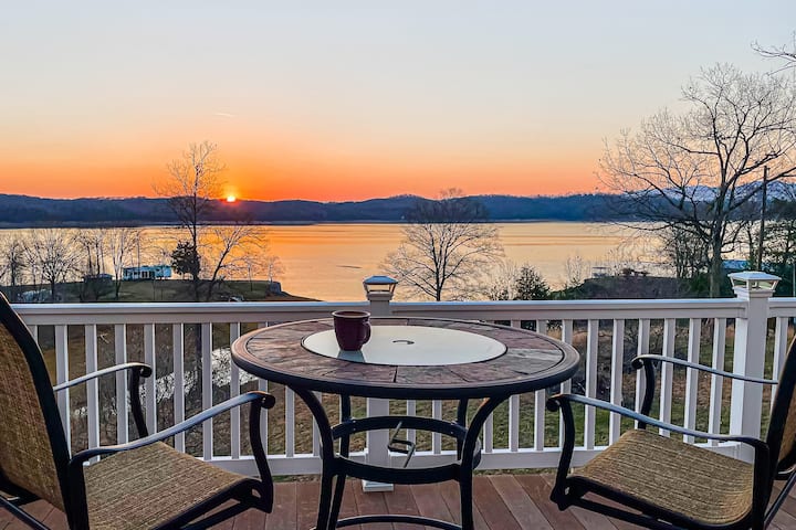 Spacious Luxe Lakefront Home, Hot Tub, Dock, Firep - White Pine, TN