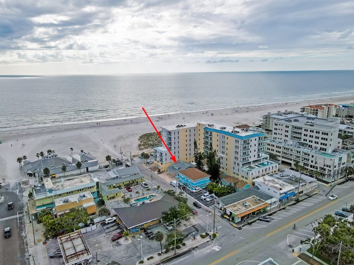 Sandy Shores | Steps To Beach • Pet Friendly - Clearwater Beach, FL