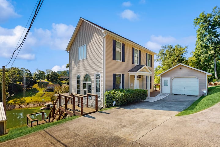 Stunning Lake Front Home, Sleeps 13・dock・views - Norris Lake, TN