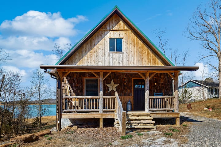 Cozy Lake Front Cabin, Sleeps 4・dock・play Yard - Dandridge, TN