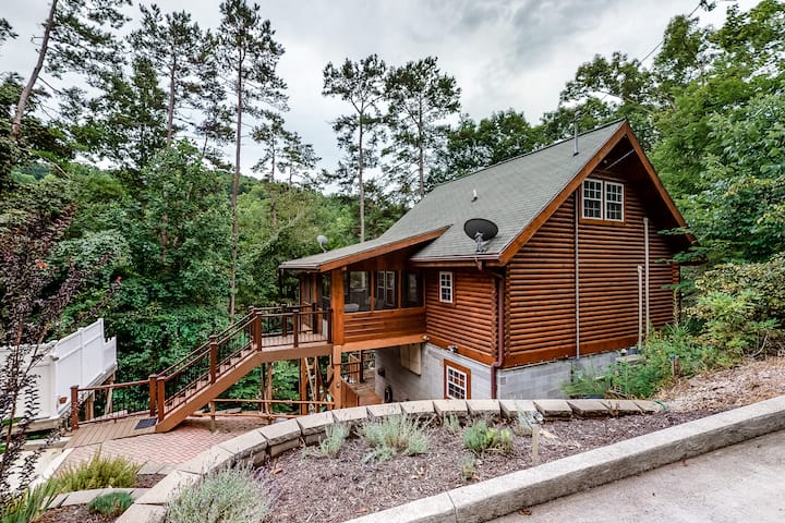 Dog-friendly Lakefront Cabin With Hot Tub & Dock - LaFollette, TN