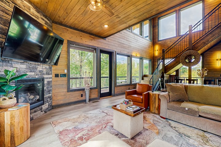 Enchanting Cabin With Hot Tub, Game Room, Fully Eq - Gatlinburg