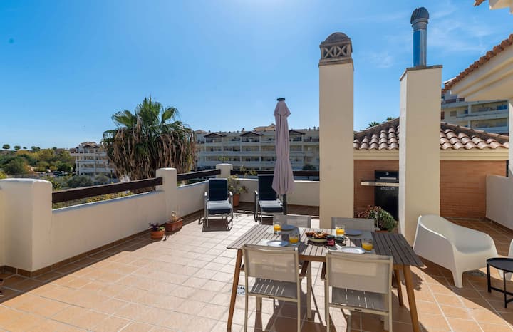 Big Penthouse With Great Views To Golf And Sea - Benalmádena