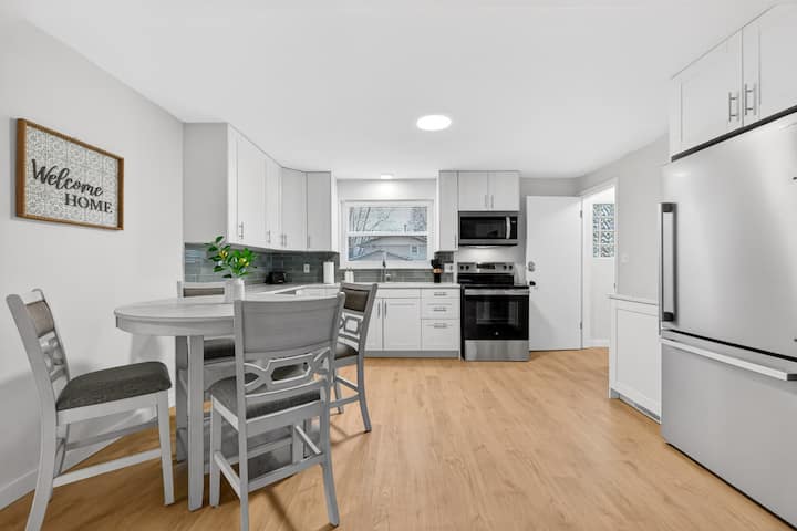 Central Cozy 2br W/ Garage & Airport Nearby - Canton, OH