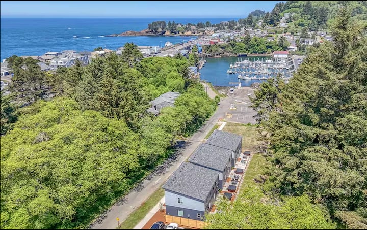 Depoe Bay ~ Harbor Haven *Hot Tub*fireplace - Depoe Bay, OR