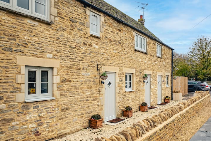 The Alehouse Retreat, The Crown Inn - South Cerney