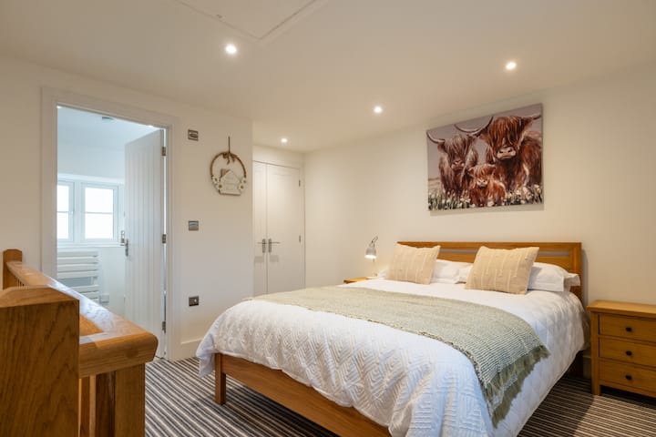 The Alehouse Retreat, The Crown Inn - South Cerney