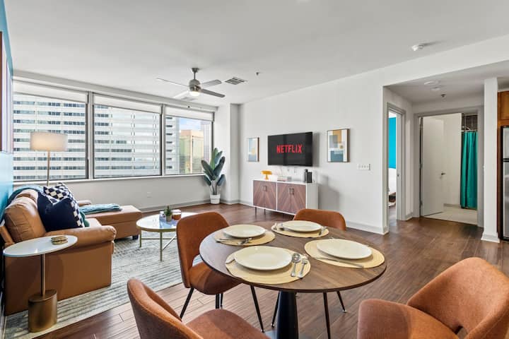 Downtown Dallas 28th Floor | Free Parking | Views - Dallas, TX