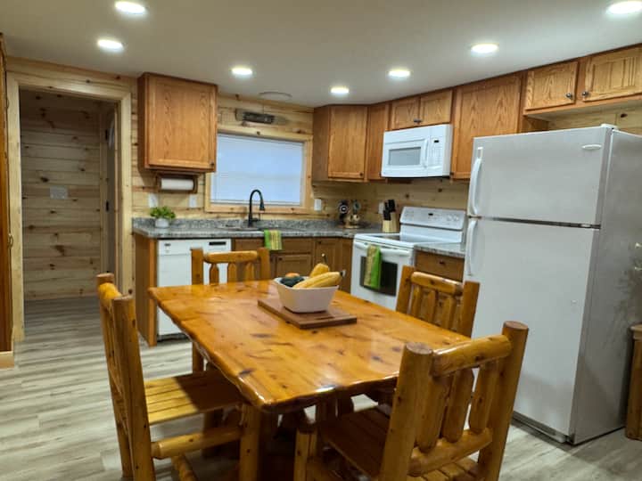 Drummond Island Vacation Homes - Knotty And Nice - Drummond, MI