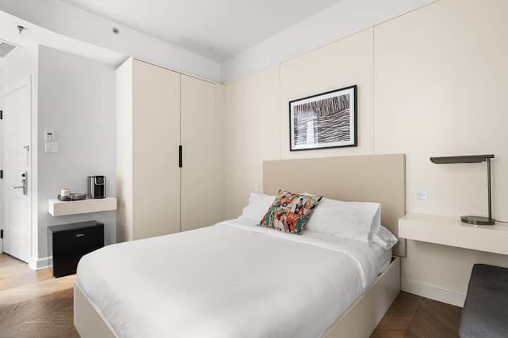 Nomade Saint Paul | Queen Room | Old Mtl - Brossard