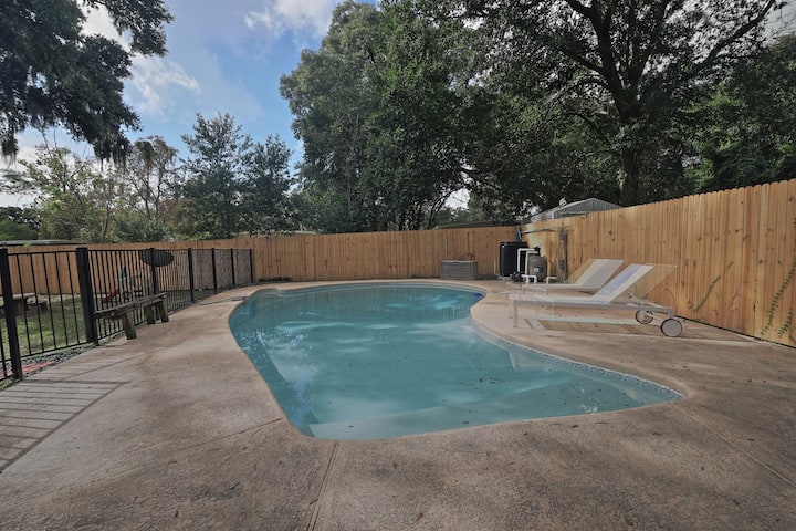 3 Bdrm 2 Bath Pool Home Close To Everything - Jacksonville, FL