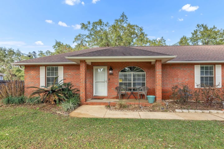 Holley House: 4 Beds, Foosball, & Near The Beach! - Gulf Breeze Zoo, Gulf Breeze