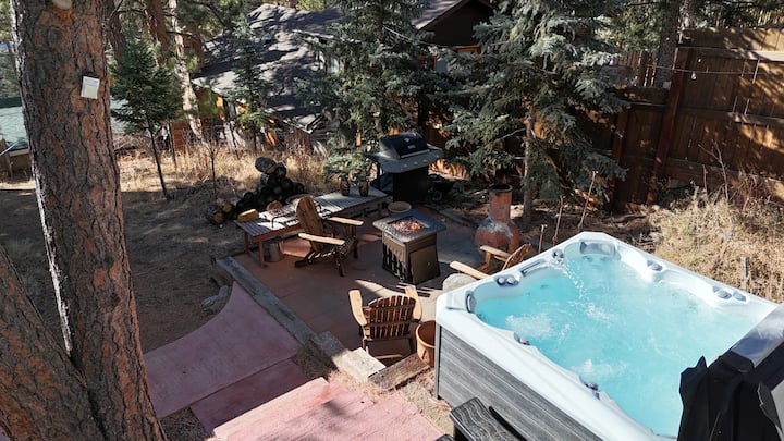 Cozy Cabin W/ Hot Tub, Games, Firepit, & Views - Colorado
