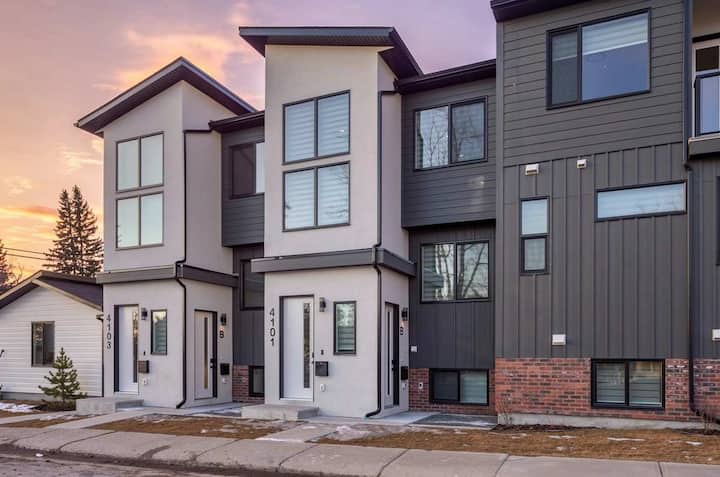 Free Parking • 3 King Beds • Desk• Ac • Primary Tv - Calgary