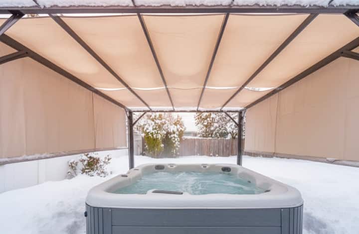 Family Hot Tub| 10 Guests | Foosball + Smart Tv - Staten Island