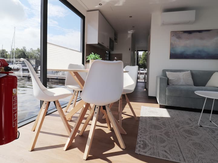 Péniche à Lemmer Avec Vue Sur Le Port - Lemmer