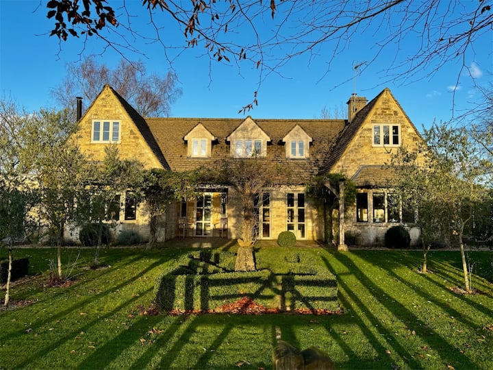 Hill House - 7 Bed | Country Retreat By Maison Pro - Stroud, UK