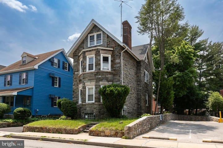 New! Comfy 3br/1.5b 2 Fl Apt In Bryn Mawr -Parking - Bryn Mawr, PA