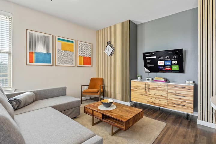 Southtown Flat W/ Pool | Gym | Free Parking - Alamo Heights, TX