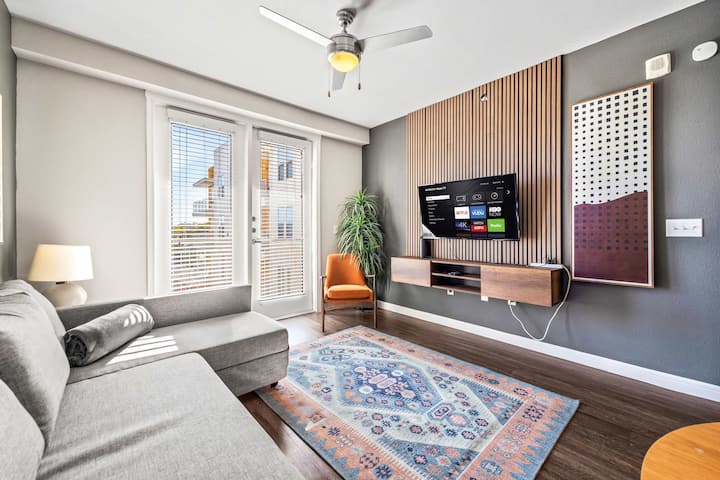 Southtown Flat W/ Pool | Gym | Free Parking - San Antonio