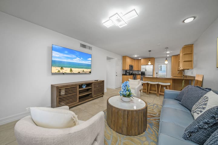 Downtown Naples Retreat - Walk To 5th Ave & Beach - Naples, FL