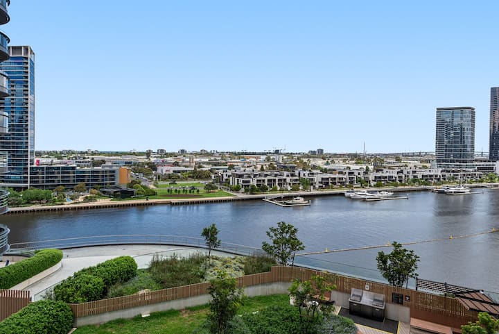 Wow! Views From Executive Docklands Apt. + Parking - Australia