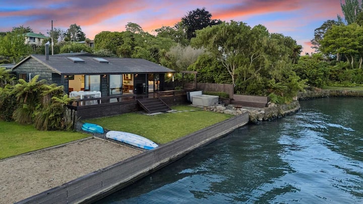 Soul Haven - Lakefront With Spa & Stunning Views - Ngongotahā